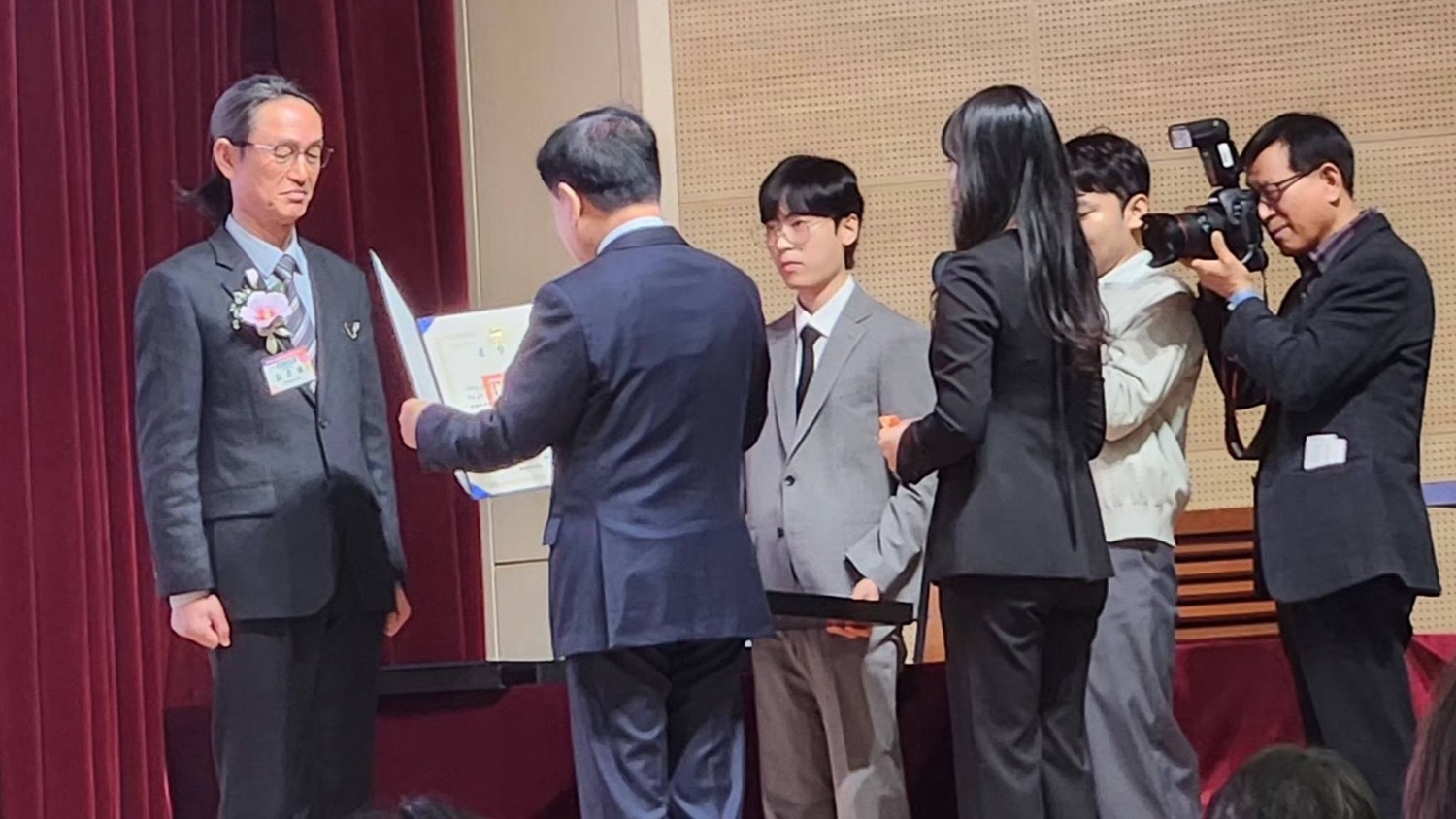The principal who refused the Yoon medal reacted when President Lee Jae ...